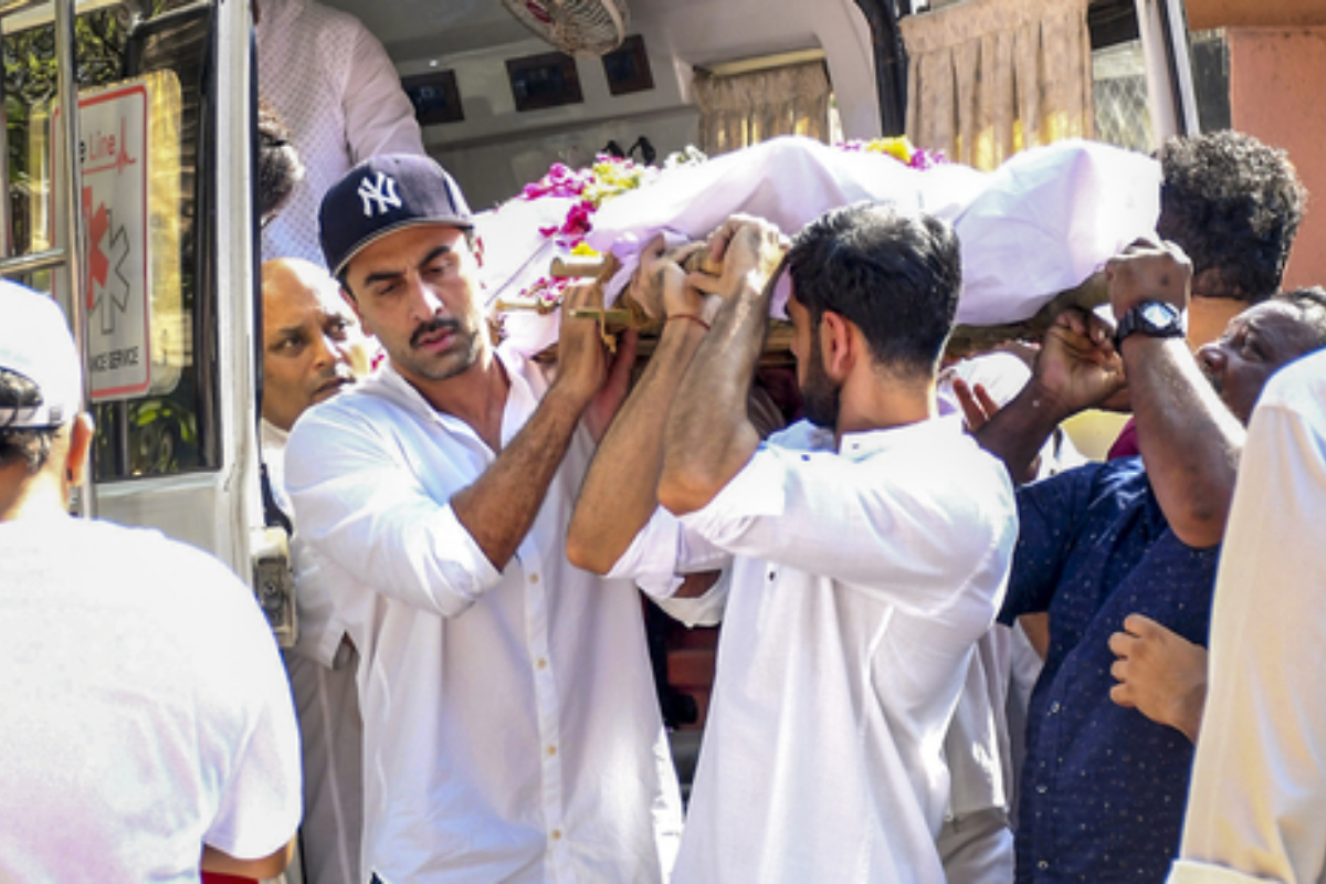 होली पर हुआ देब मुखर्जी का निधन, रणबीर कपूर ने अर्थी को दिया कन्धा ...