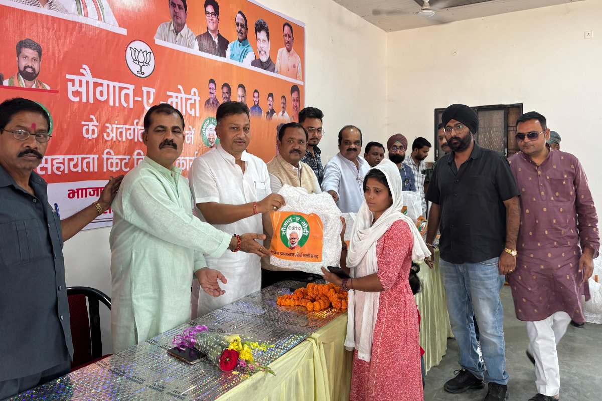 Saugat-e-Modi-kit: ईद का तोहफा: मुस्लिम समाज की 200 महिलाओं को दिया गया ...