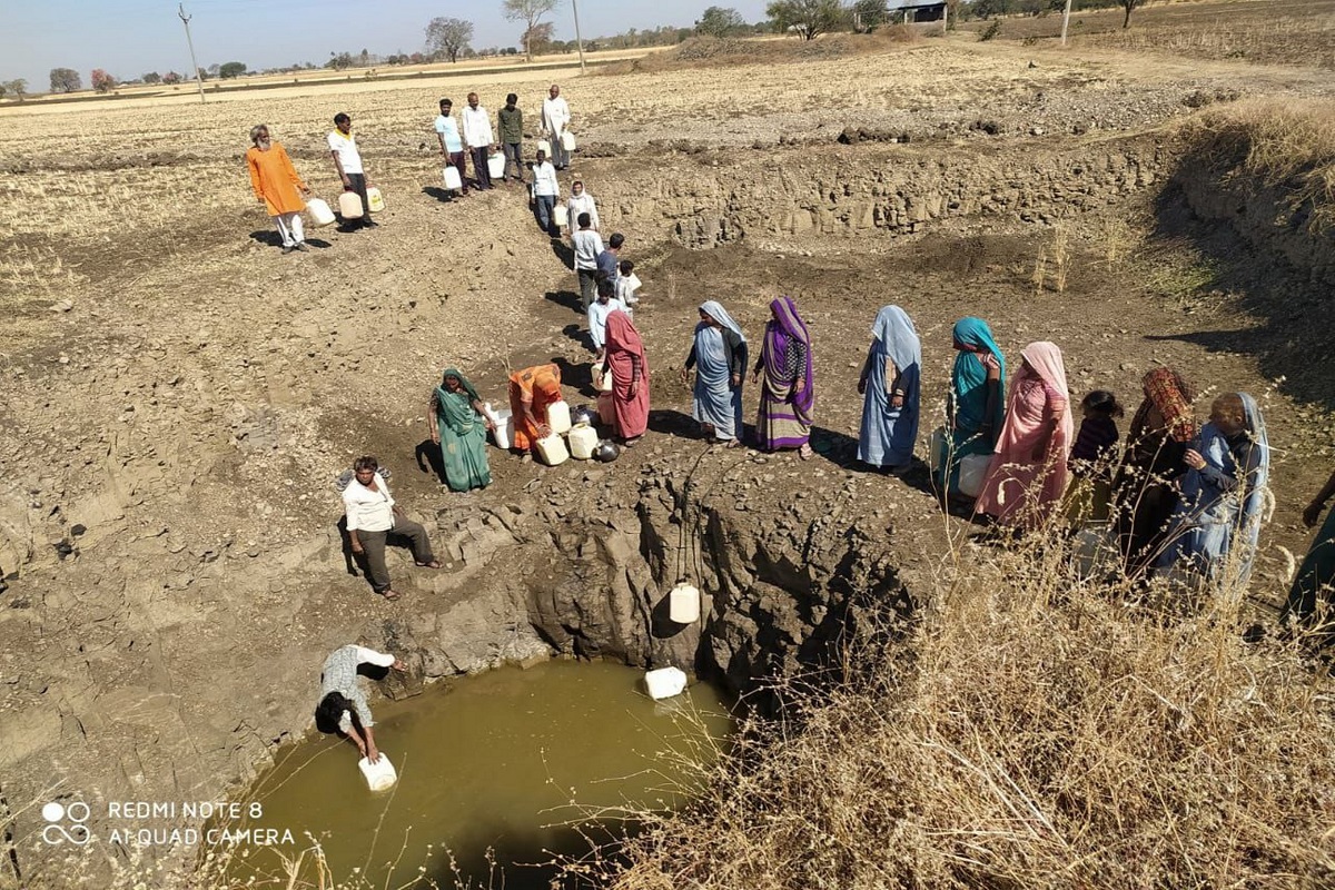 दो किमी दूर से 20 फीट गहरी झिरी से पानी ला रहे बिशनखेड़ी के लोग ...
