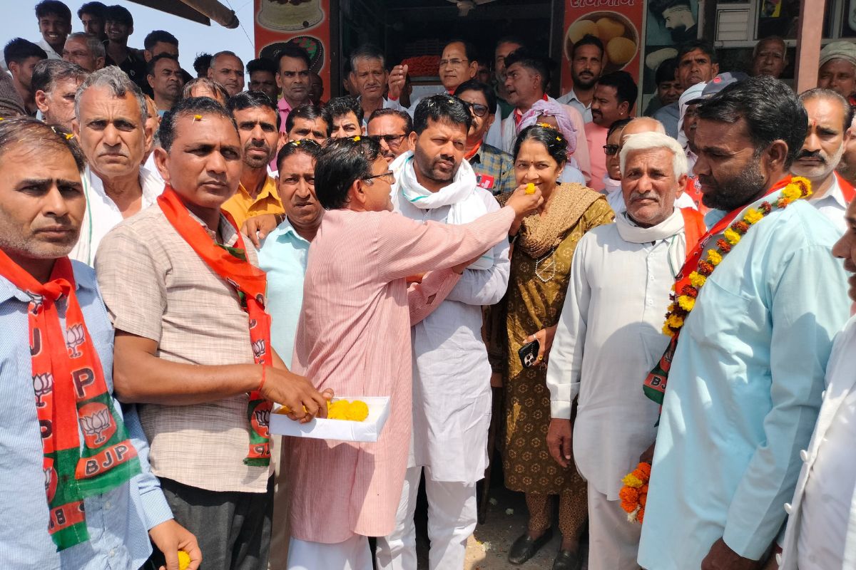 शेखावाटी के इस कस्बे को नगर पालिका बनाए जाने पर ग्रामीणों ने बांटी ...