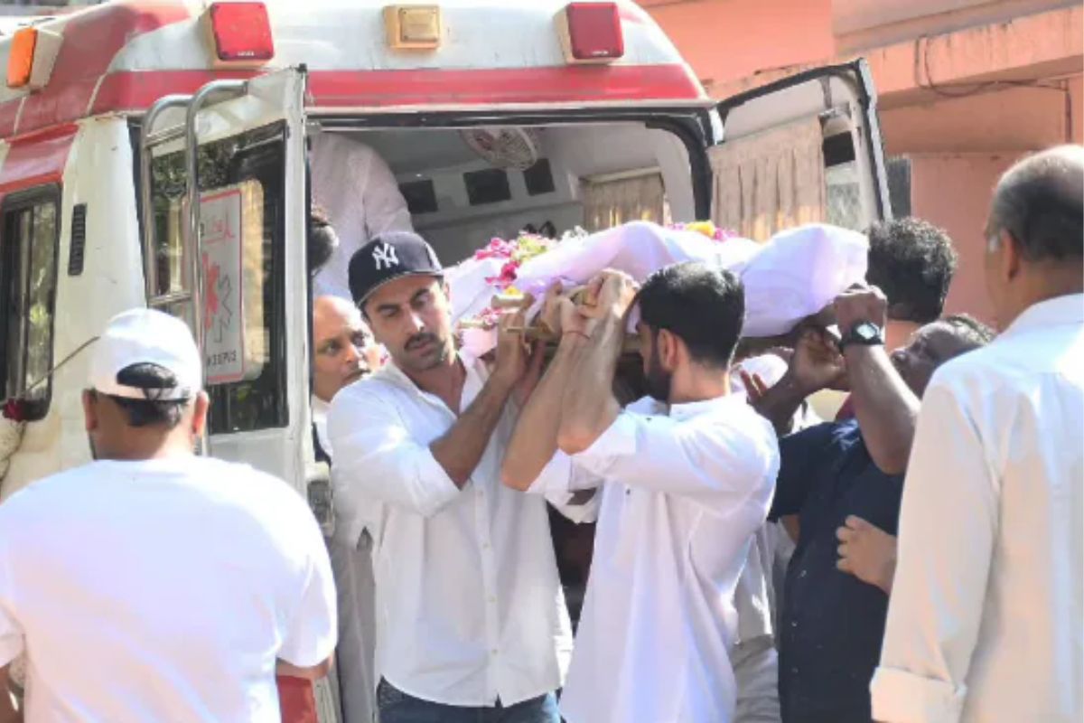 Deb Mukherjee के अंतिम संस्कार में रो पड़ीं जया बच्चन, रणबीर ने निभाया ...