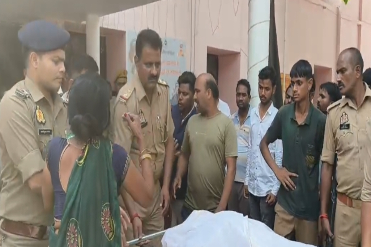 Mau Crime: जमीनी विवाद में भतीजों ने लाठी डंडे से पीटकर चाचा को मार डाला, चाची की हालत गम्भीर ...