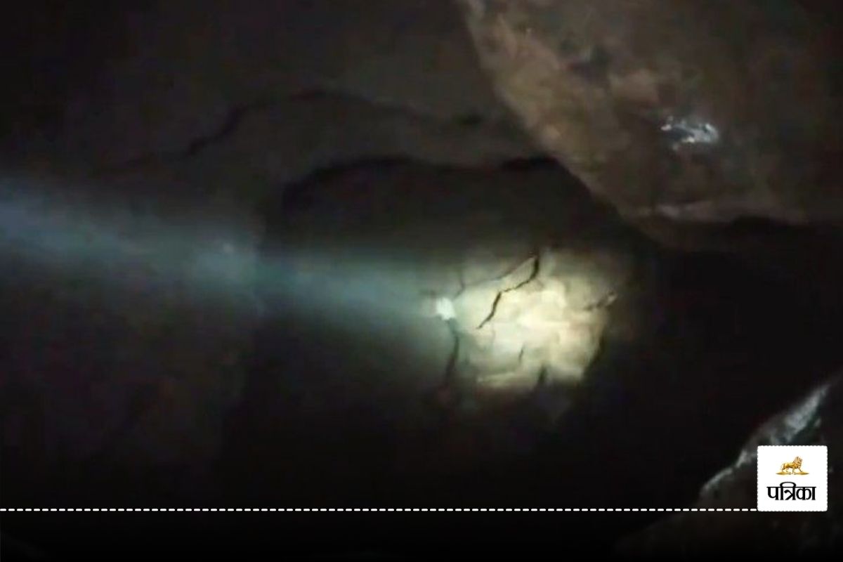 Naxalites Cave: कर्रेगुट्टा की पहाड़ियों में मिली नक्सलियों के छिपने की ...