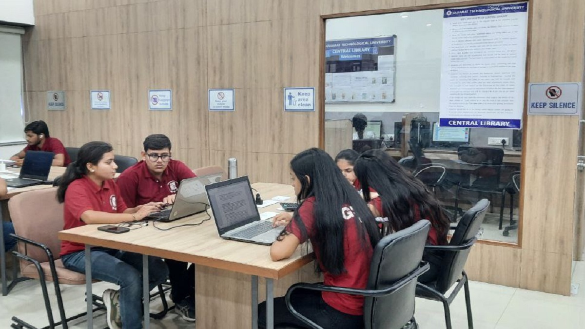 Ahmedabad: ऑनलाइन डिजिटल बुक पढ़ने में रुचि दिखा रहे युवा | Ahmedabad ...