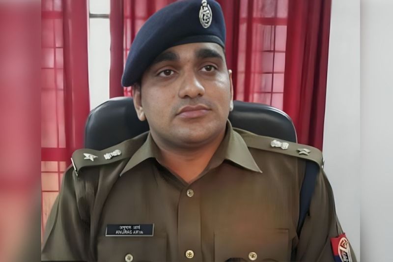 UP Police: सिपाहियों ने कार को बनाया मयखाना, कर रहे थे शराब पार्टी, चार ...