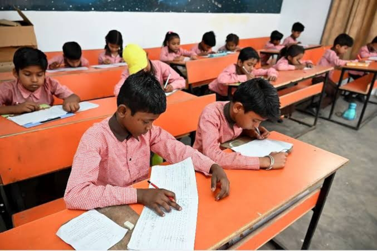 UP School Timing: यूपी के प्राथमिक विद्यालयों का समय बदला, जानें नई टाइमिंग और वजह