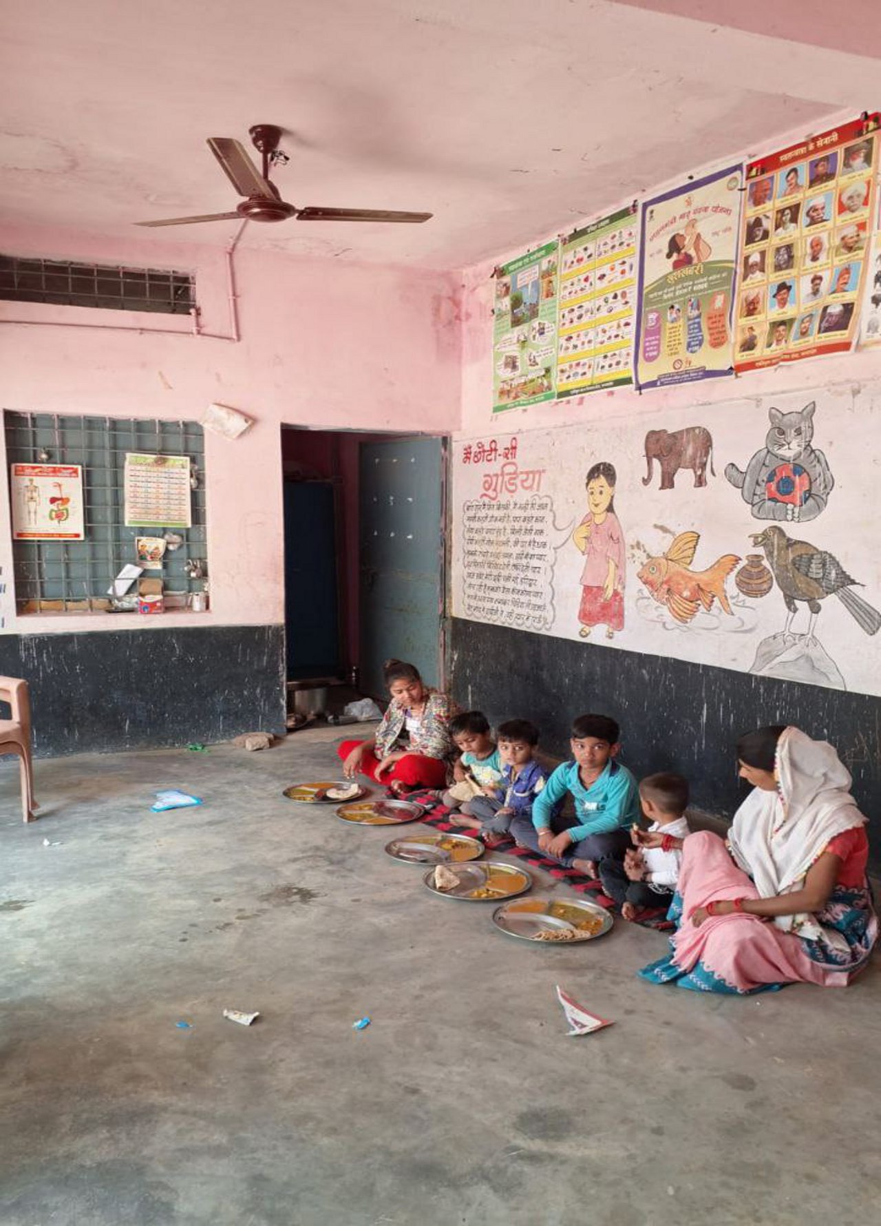 जिला मुख्यालय की आंगनबाड़ी में टांग दिए पंखे, बिजली का कनेक्शन नहीं ...