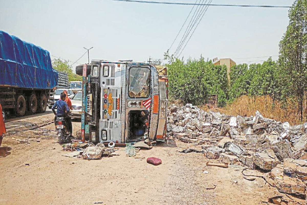 CG Accident: स्क्रैप से भरा ट्रक अनियंत्रित होकर पलटा, 5 किलोमीटर तक लगा लंबा जाम | Truck loaded ...