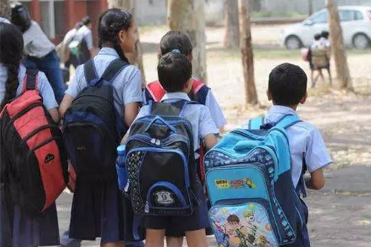 यूपी के स्कूलों के समय में हुआ बदलाव, जिलाधिकारियों को जारी हुए सख्त निर्देश, इन्हें दोपहर में ...