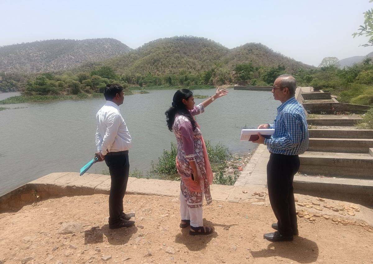 नटनी का बारा रुपारेल नदी का कलक्टर ने किया निरीक्षण, जलकुंभी हटवाने के ...