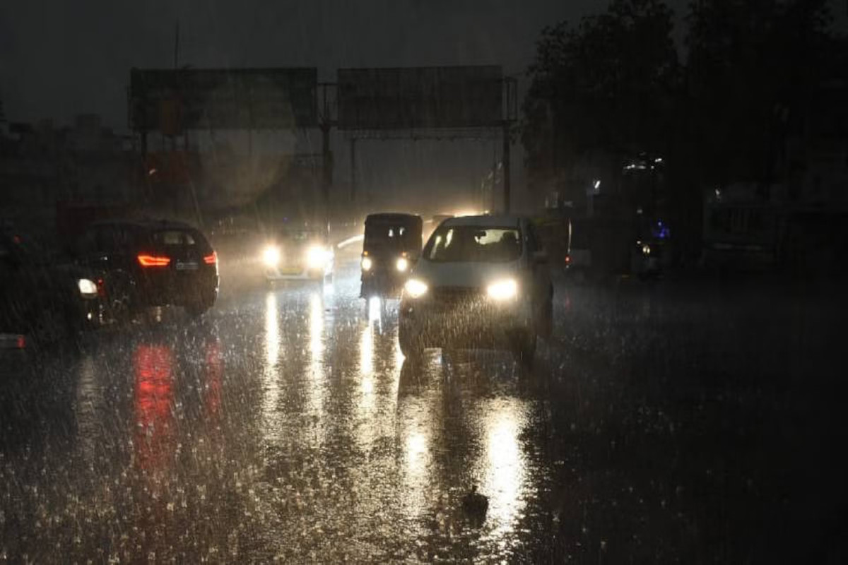 Rain In Lucknow : लखनऊ में अचानक ब्लैकआउट और मॉक ड्रिल के बाद देर रात बारिश ने बदला मौसम का ...