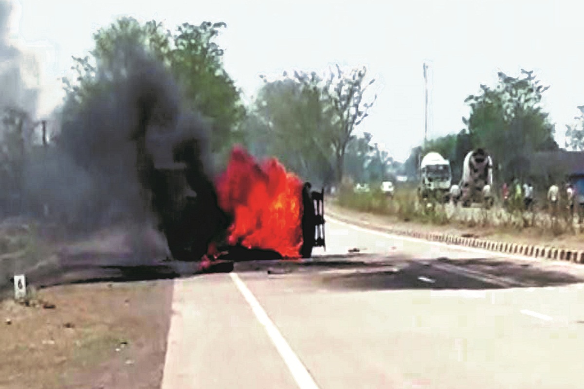 CG Accident: NH-30 पर बड़ा हादसा! डीजल टैंकर में लगी भीषण आग, ड्राइवर ...