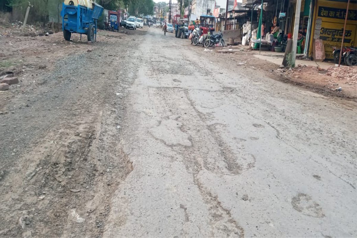 खिमलासा-खुरई मार्ग जरा सी बारिश में हो जाता है कीचड़ में तब्दील ...