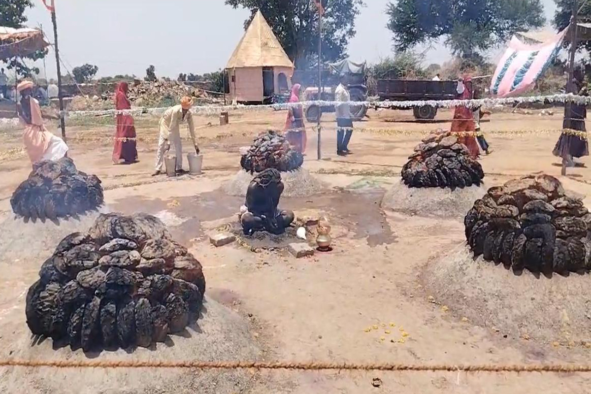 भीषण गर्मी में 41 दिन तक साधु ने की ‘अग्नि तपस्या’, अंतिम दिन एक साथ ...