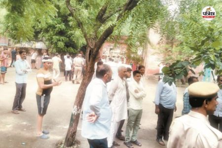 दौसा के सरकारी स्कूल में छात्राओं से छेड़छाड़ करता था टीचर, भड़के ...