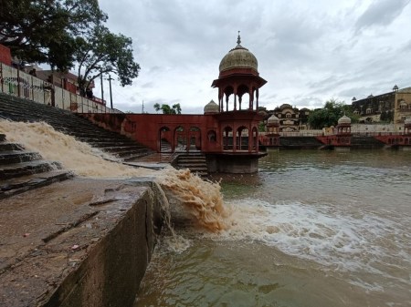 VIDEO: अलवर में जमकर हुई बारिश, लाल डिग्गी व सागर में आया पानी ...