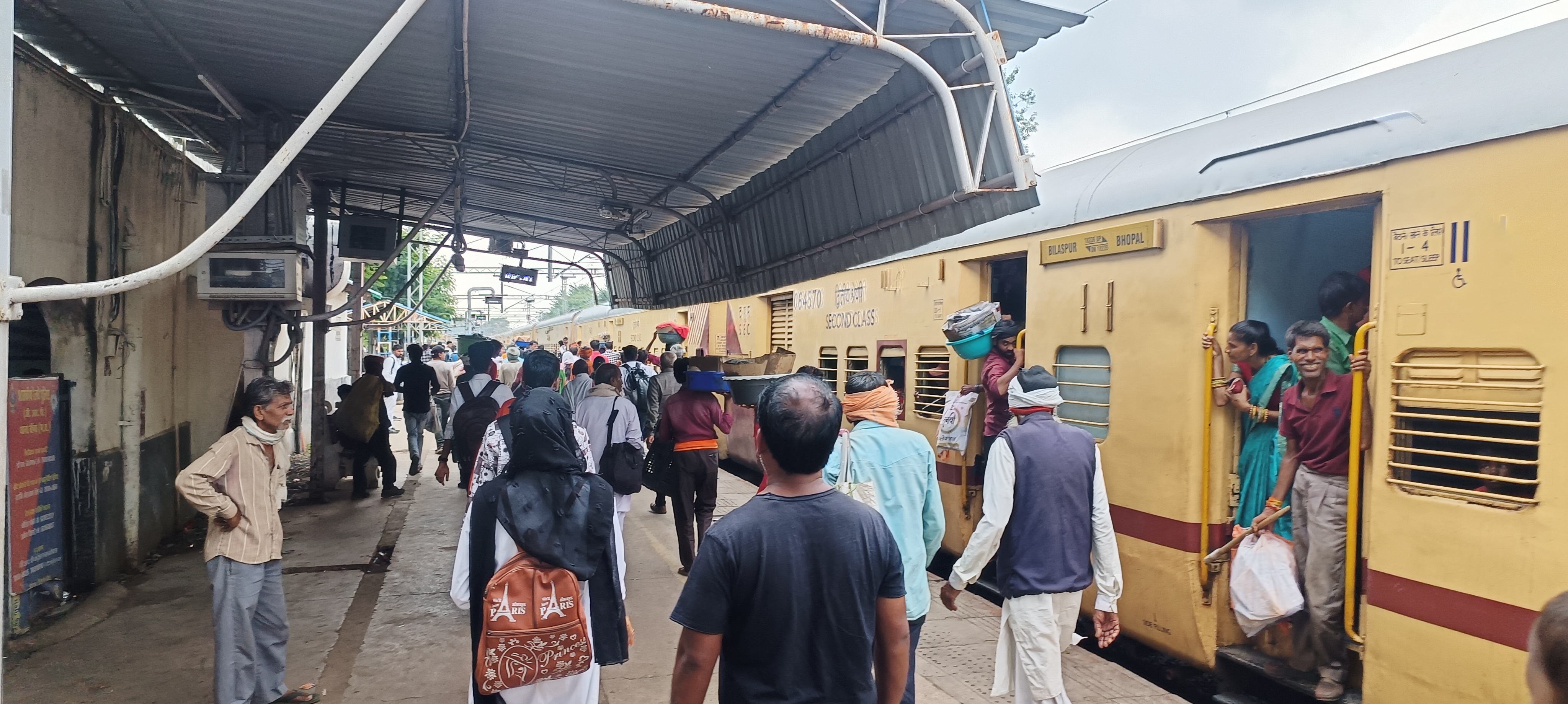 बीना-सागर मार्ग पर यात्रियों की परेशानी, रेलवे गेट बंद होने से बढ़ी ...