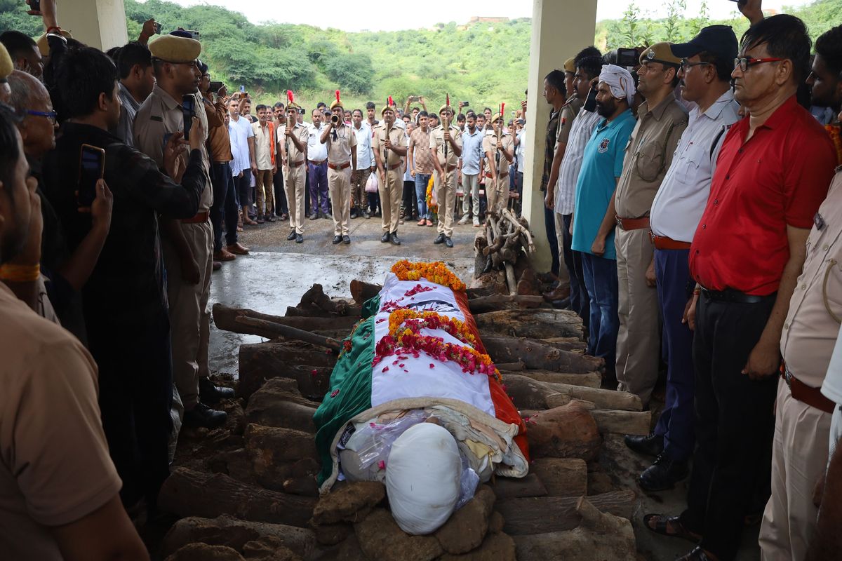 गमगीन माहौल में संदीप को दी विदाई, 8 वर्षीय पुत्र ने दी मुखाग्नि ...