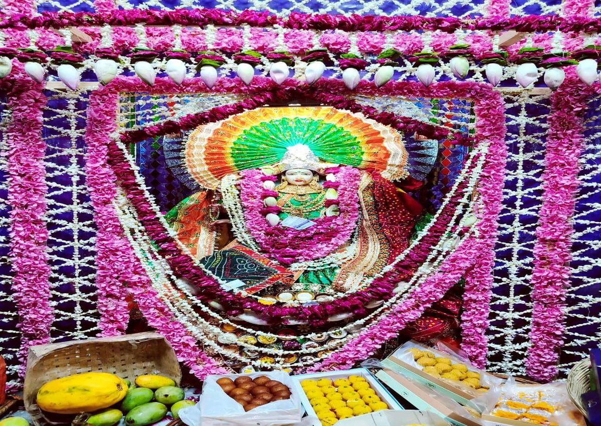ऊंचे पहाड़ पर निर्मित देवी धौलागढ़ का मंदिर जन आस्था का केंद्र, कई ...