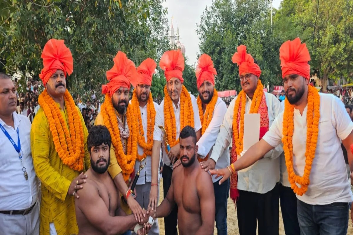 Mau News: मुहम्मदाबाद गोहना में गूंजे कुश्ती के दांव — मनीष और शुभम बने ...