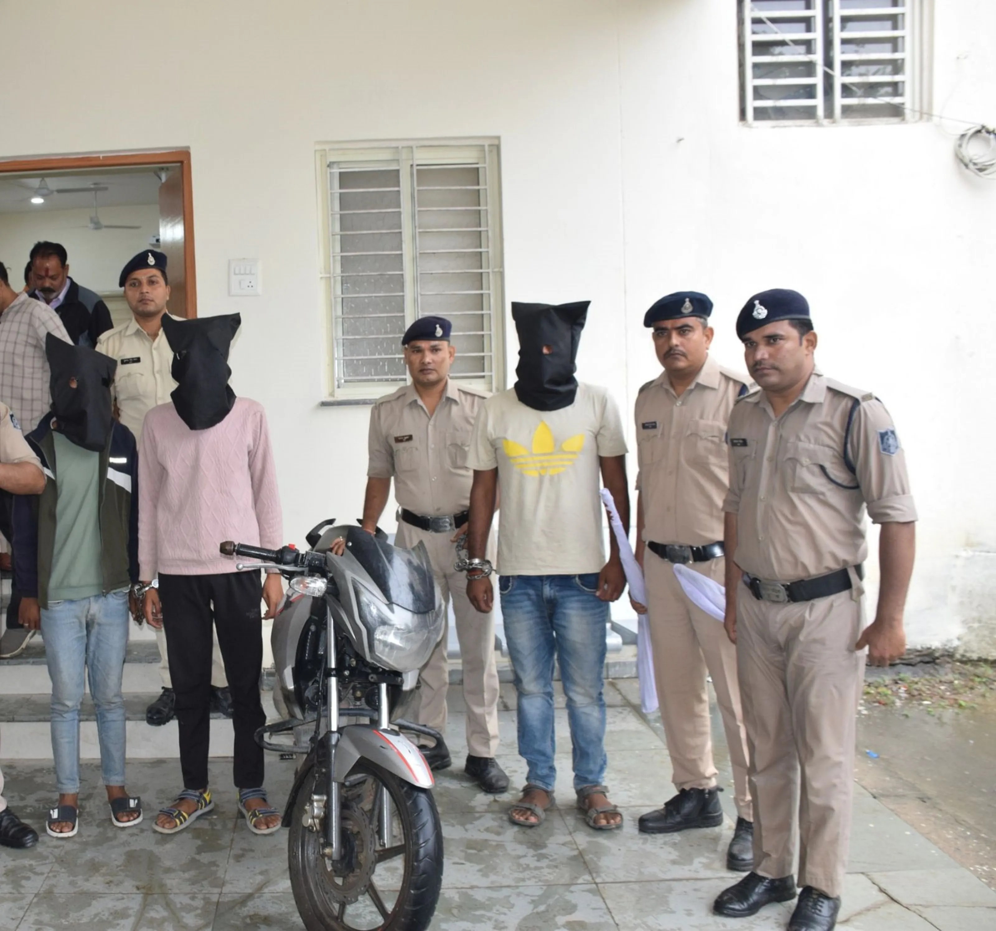 पोरसा पुलिस की बड़ी सफलता: इनामी आरोपी सहित तीन हथियार तस्कर दबोचे ...