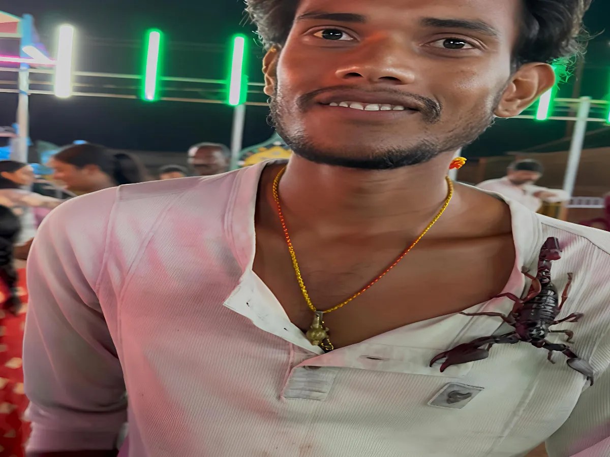 Bichchhu boy: ये है छत्तीसगढ़ का बिच्छु ब्वॉय, बॉबी देओल की तरह शर्ट पर ...