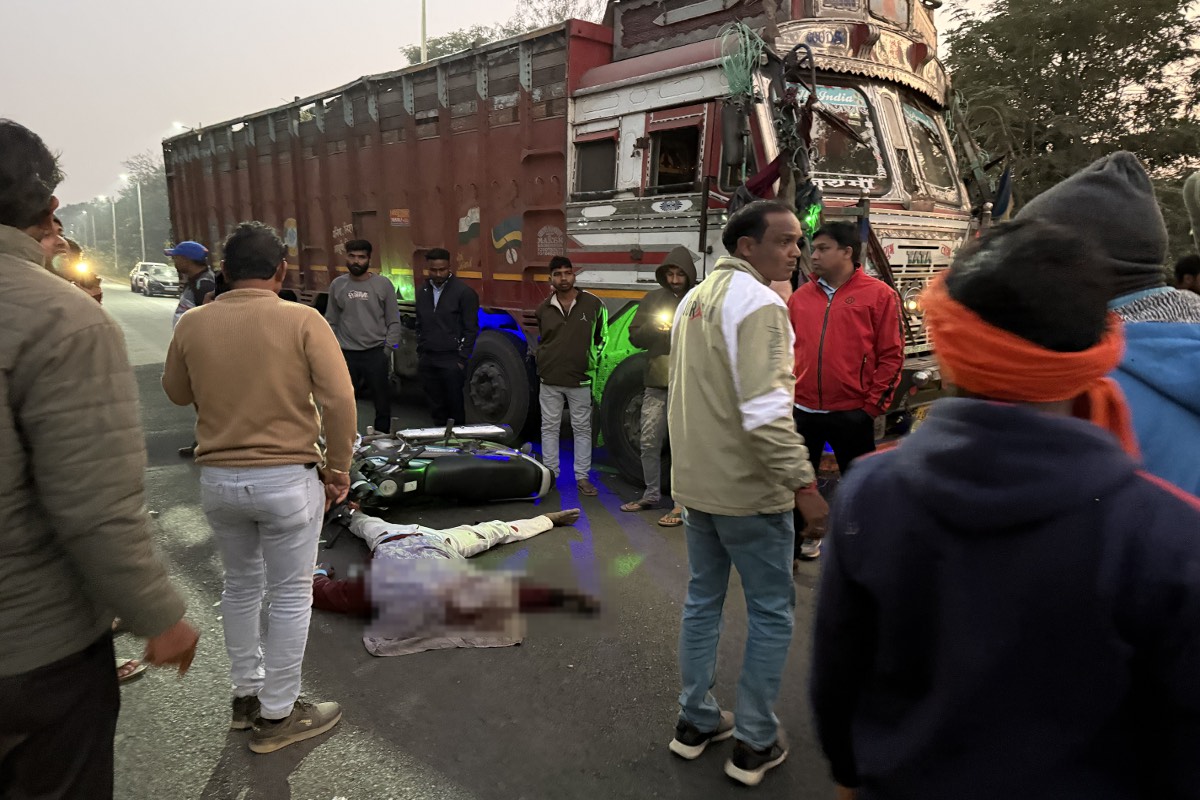 Latest road accident: स्टेट हाइवे पर तेज रफ्तार ट्रक ने बाइक सवार को ...