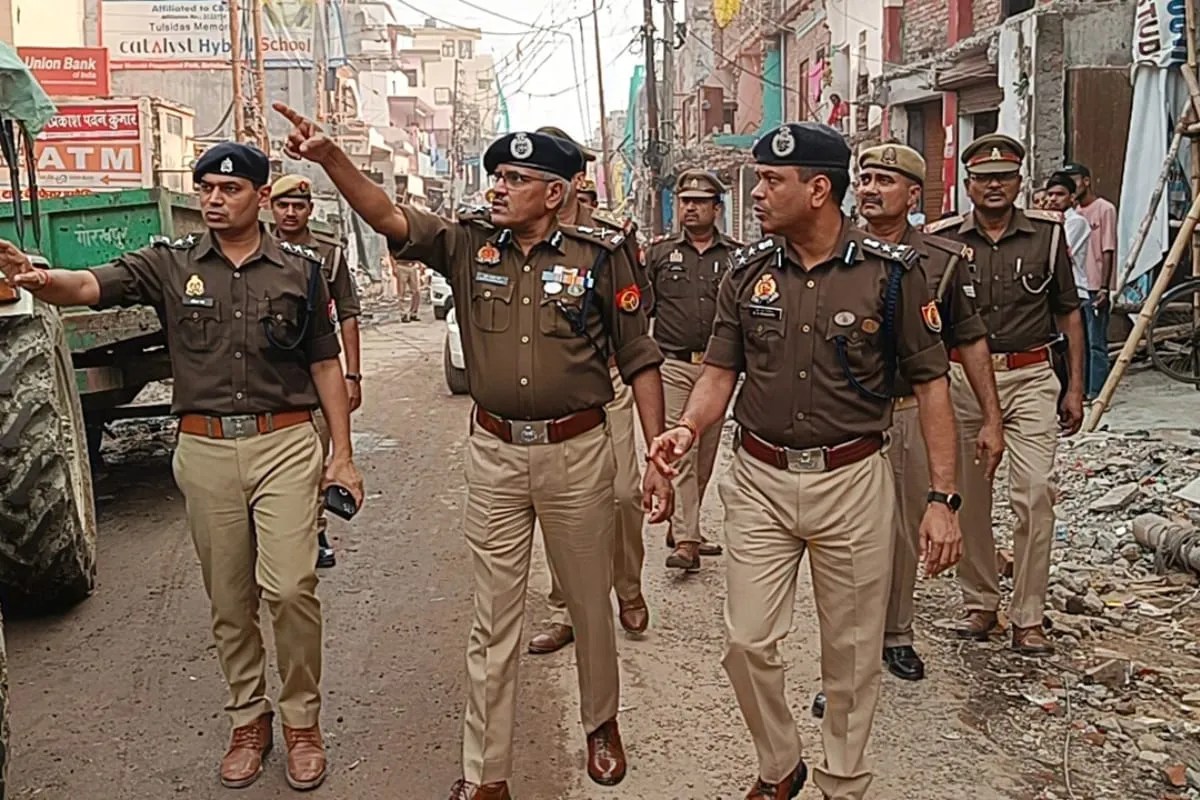 सीएम योगी का ड्रीम प्रोजेक्ट है “विरासत गलियारा”… निरीक्षण को देखते हुए ...