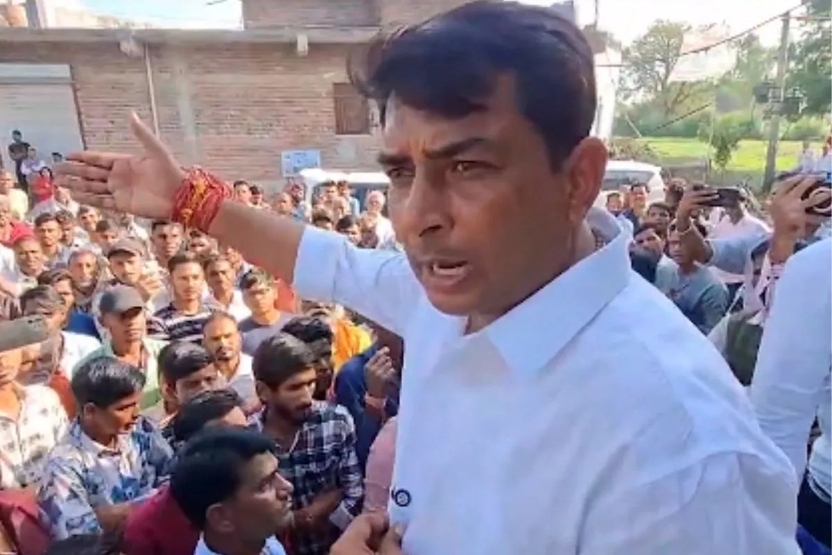 अंता विधानसभा उपचुनाव: कीचड़ में धरने पर बैठे निर्दलीय प्रत्याशी नरेश ...