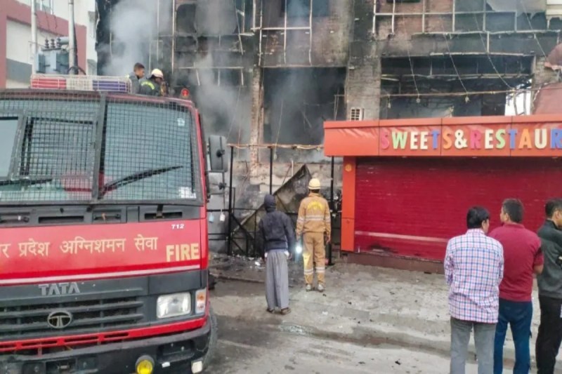 गोरखपुर में आग का तांडव: 4 मंजिला बिल्डिंग धधकी, रेस्टोरेंट के बाथरूम में फंसे युवक की तड़प-तड़प ...