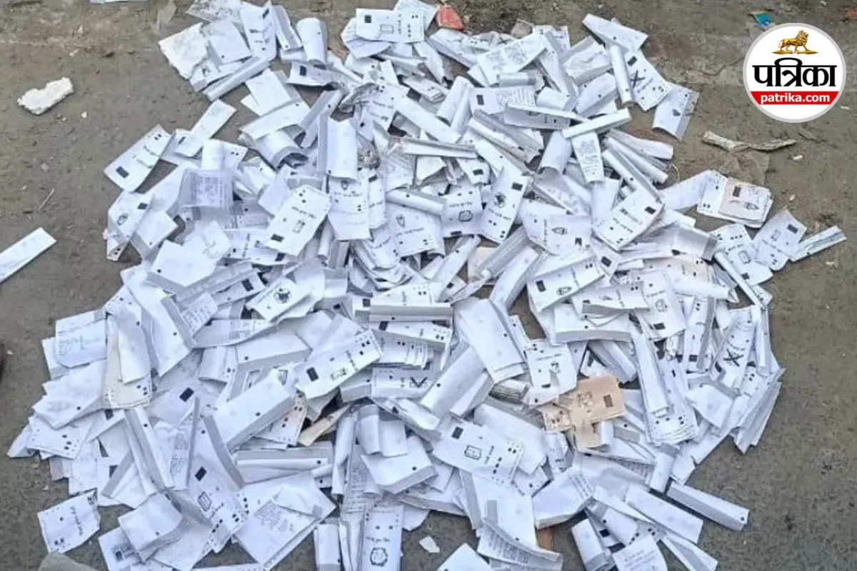सड़क पर फेंकी मिलीं EVM से निकली पर्चियां, राजद ने लगाए गंभीर आरोप तो चुनाव आयोग ने उठाया बड़ा ...