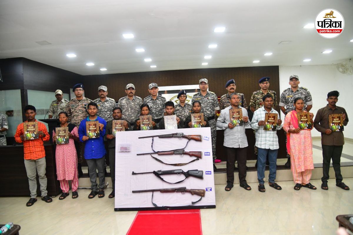 CG Naxal News: बड़ा झटका… गढ़चिरौली से कांकेर तक 15 इनामी नक्सलियों ने ...