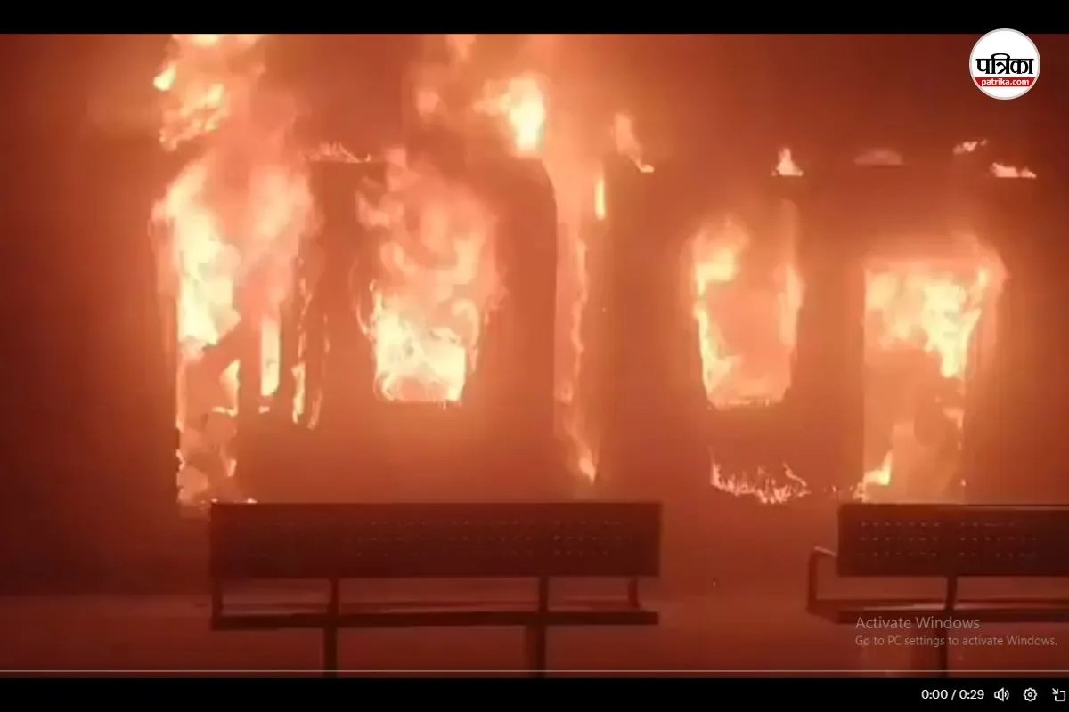 Tata-Ernakulam Express Train के दो कोच में लगी आग, एक यात्री की मौत ...