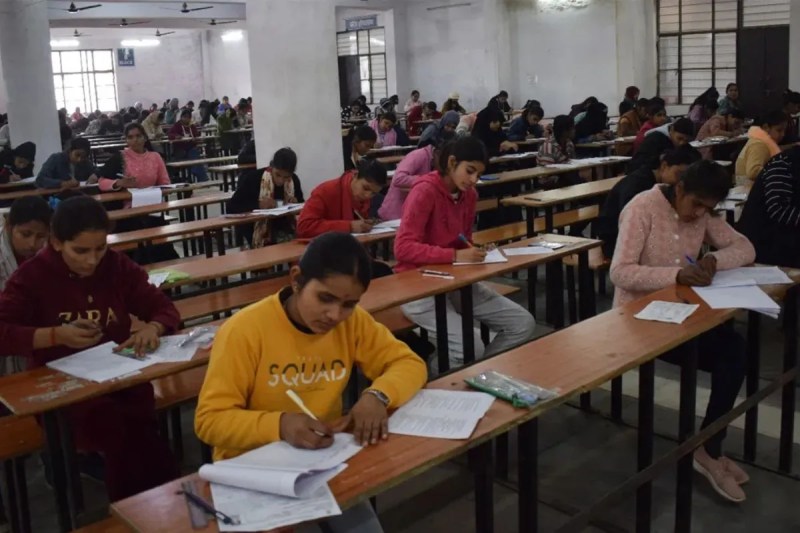 परीक्षा के पहले दिन ही फजीहत, बरेली कॉलेज में मोबाइल से नकल करते पकड़ी ...