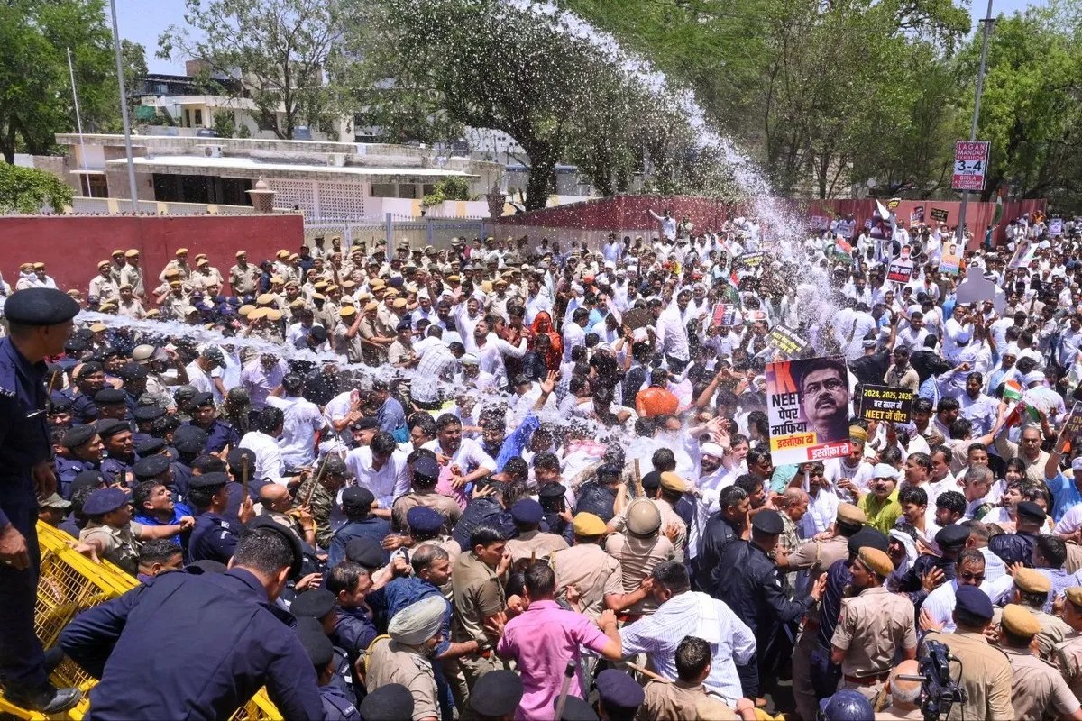 प्रदर्शनों में चलते जाम में फंसी जनता, देखें तस्वीरें | Jaam Due To Protest
